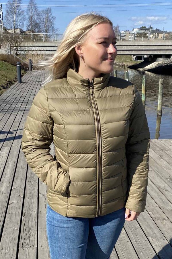 Lättviktsjackor för dam - Köp snygga & tunna dunjackor online - SMILE.