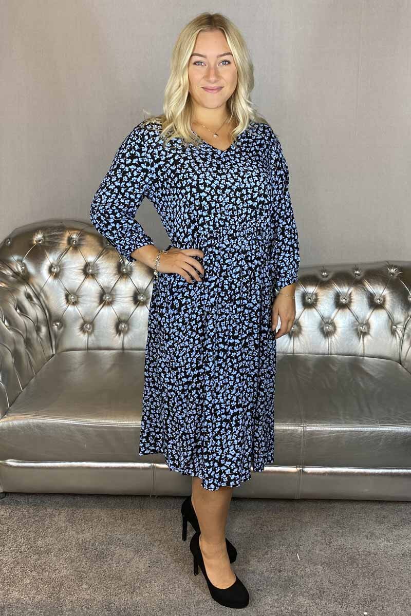 Freequent Adney Klänning Black W Chambray Blue Dam - SMILE.