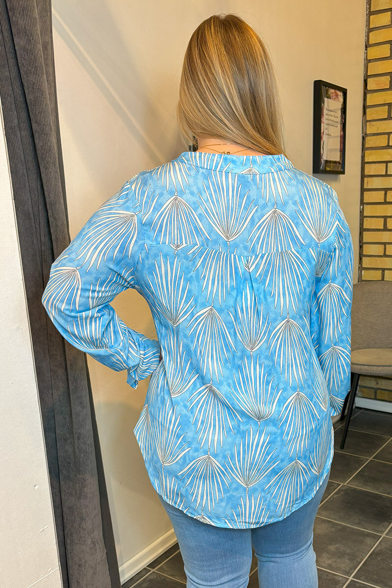 Marta du Chateau Astrid V-ringad Blus Dam Sky - SMILE.