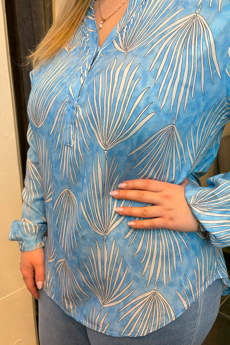 Marta du Chateau Astrid V-ringad Blus Dam Sky - SMILE.