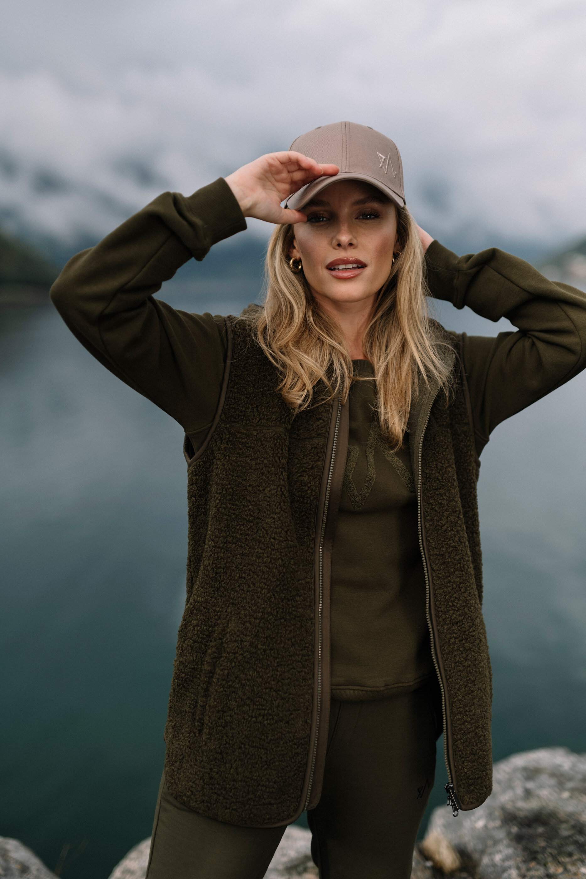 Twentyfour Mellow Pile Väst Dam Dark Olive - SMILE.