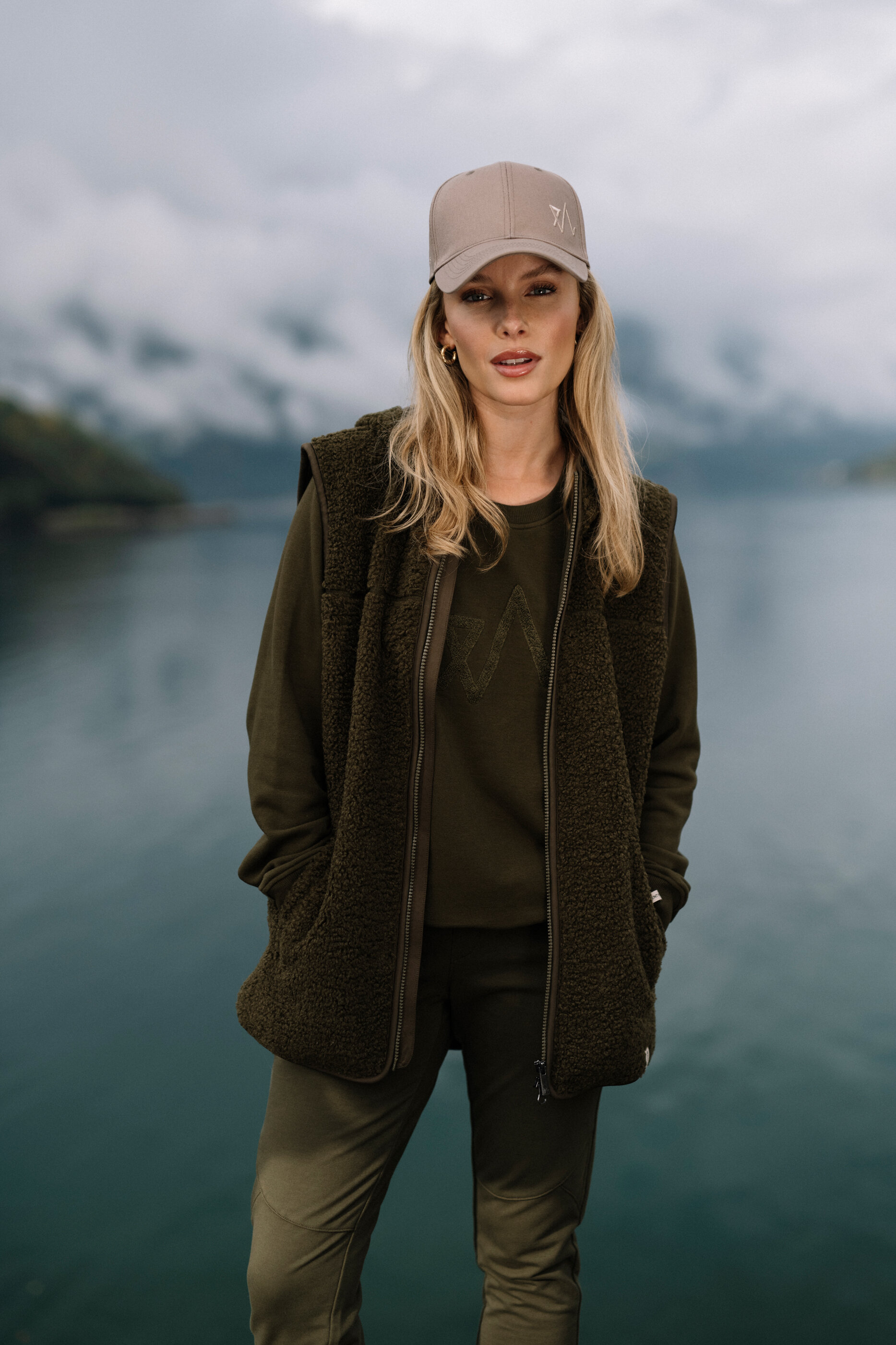 Twentyfour Mellow Pile Väst Dam Dark Olive - SMILE.