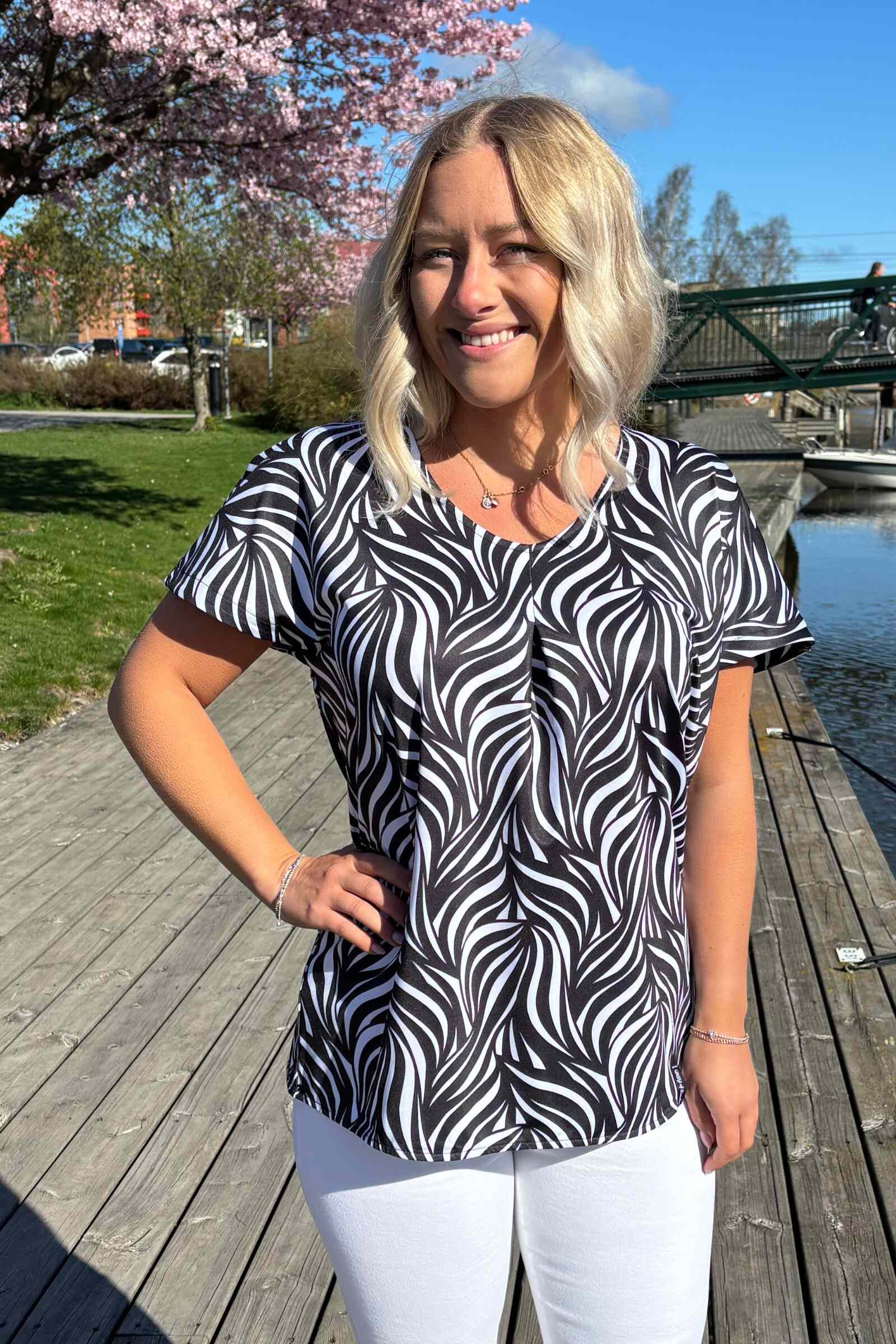 Way Of Sweden Lovisa Topp Dam Fantasy Black - SMILE.