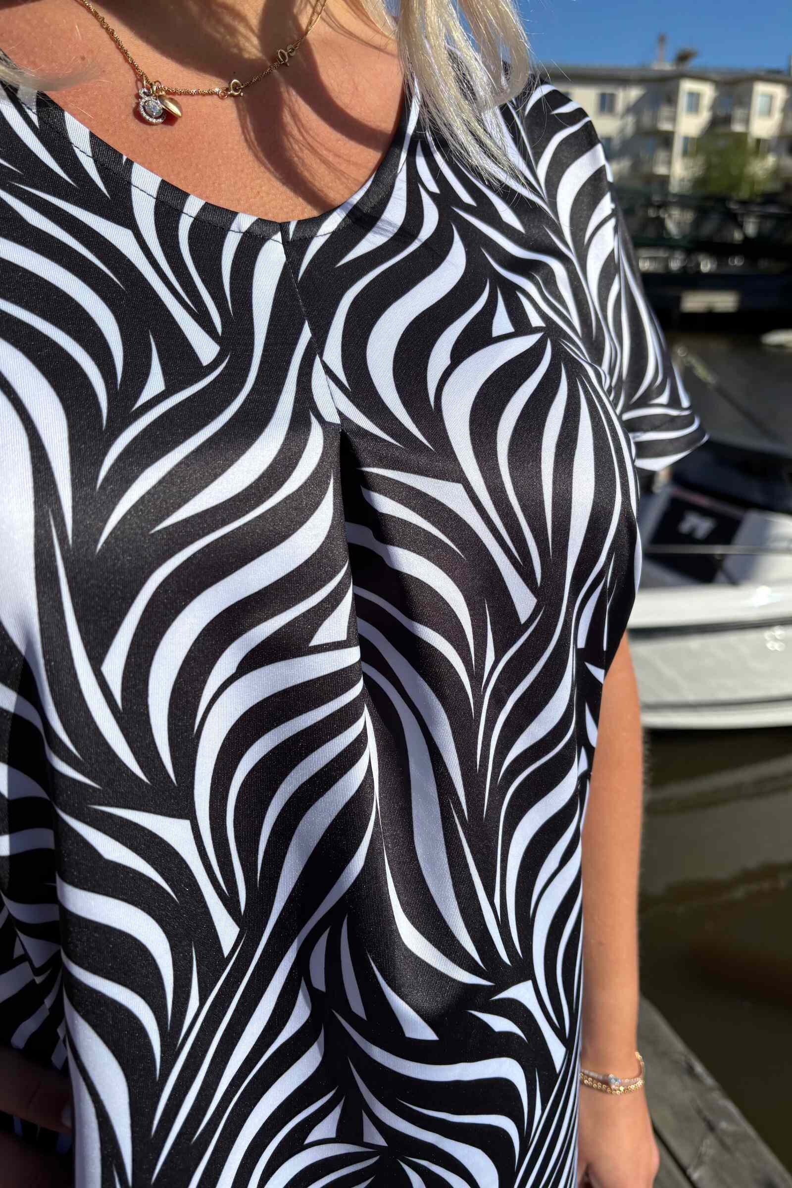 Way Of Sweden Lovisa Topp Dam Fantasy Black - SMILE.