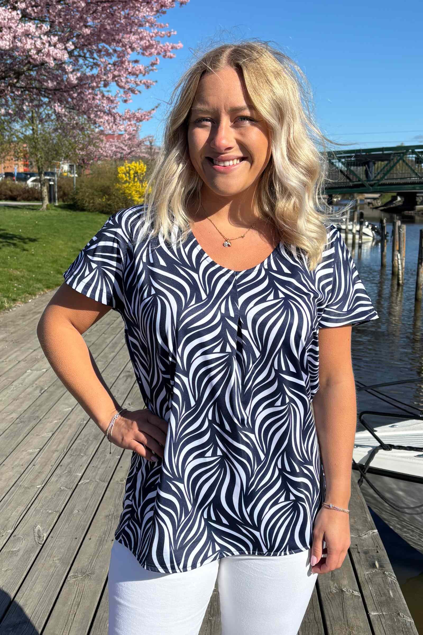 Way Of Sweden Lovisa Topp Dam Fantasy Dark Navy - SMILE.