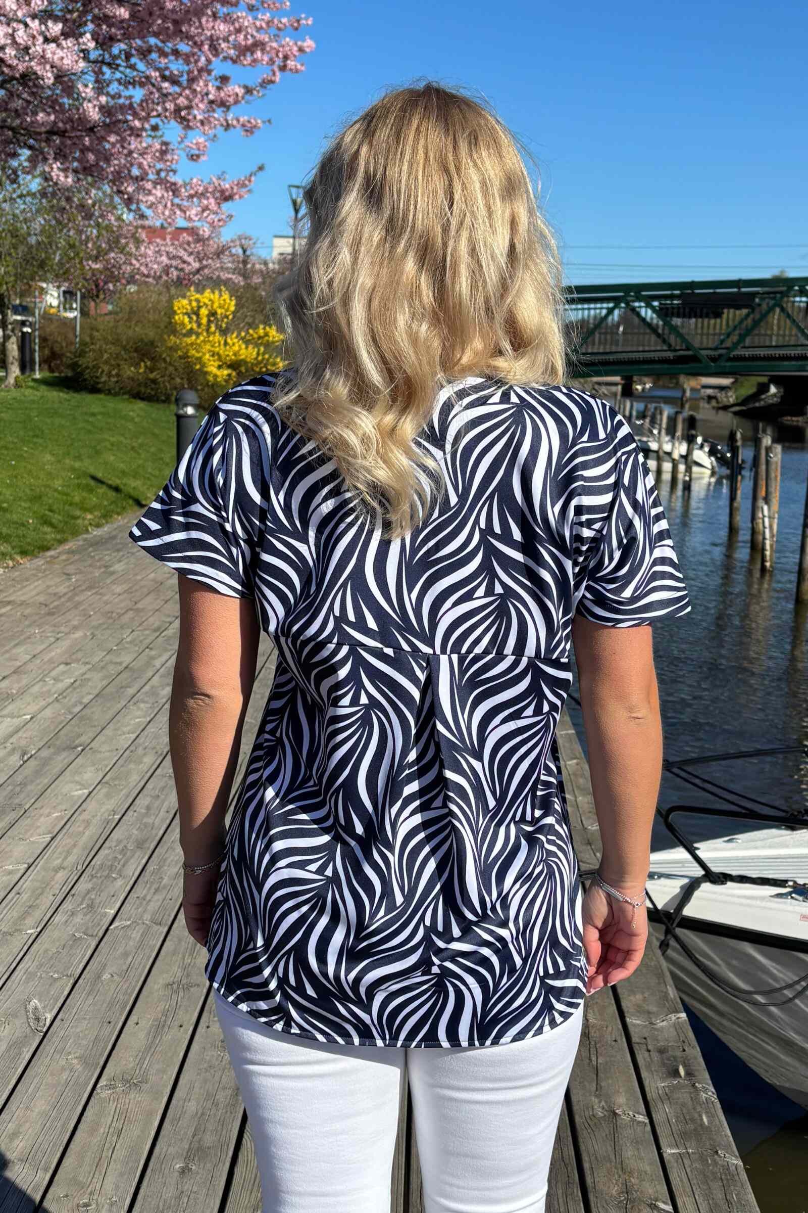 Way Of Sweden Lovisa Topp Dam Fantasy Dark Navy - SMILE.