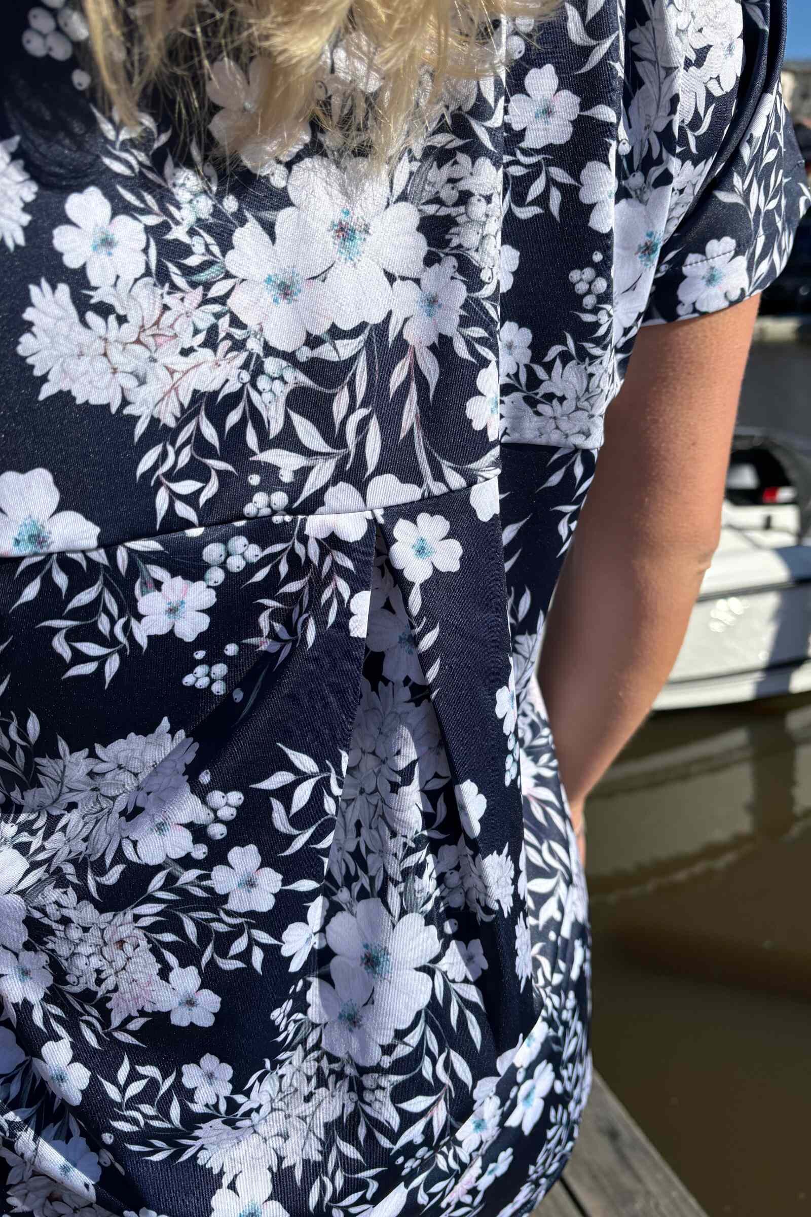 Way Of Sweden Lovisa Topp Dam Flow Dark Navy - SMILE.