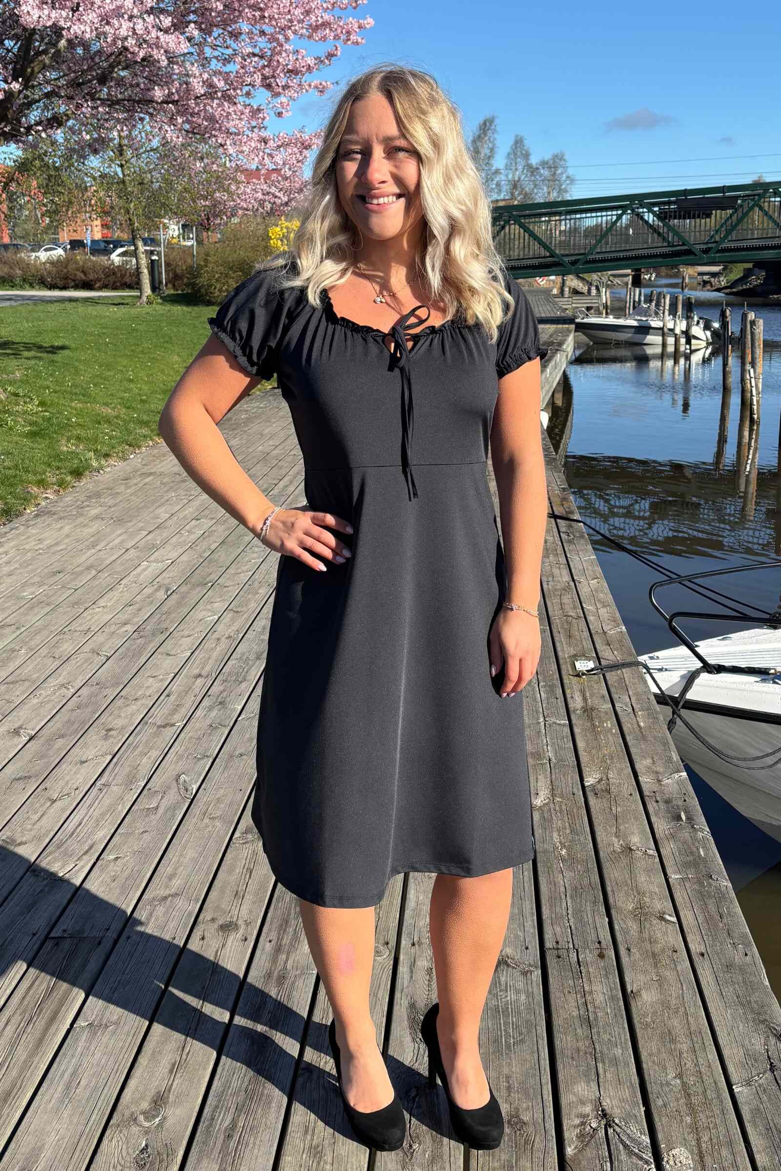 Way Of Sweden Maria Klänning Dam Black - SMILE.